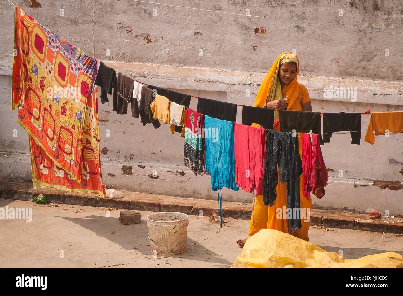 India fabric drying sari hi-res stock photography and images - Alamy
