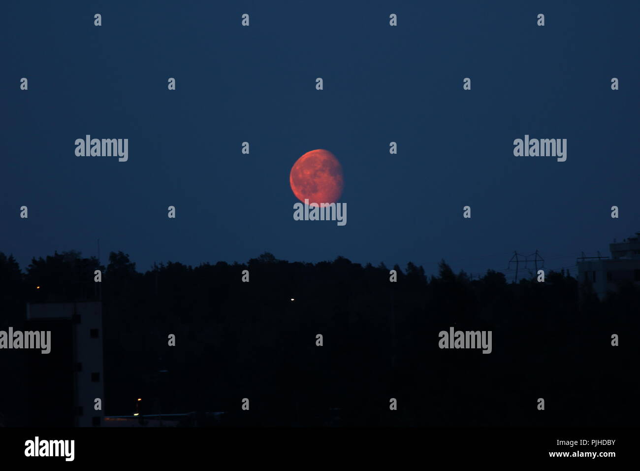 Red moon hi-res stock photography and images - Alamy