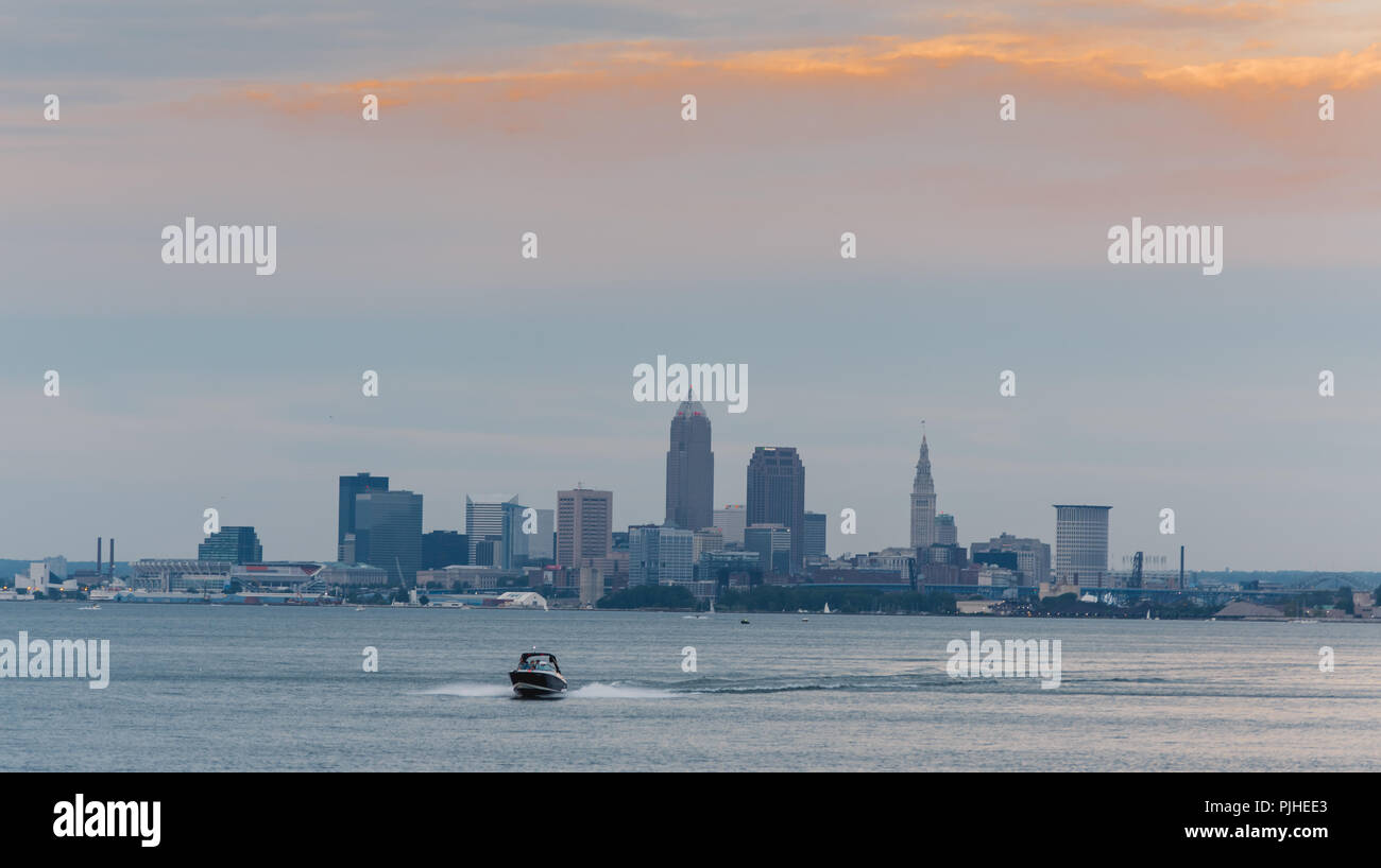 Cleveland skyline at sunset Stock Photo - Alamy