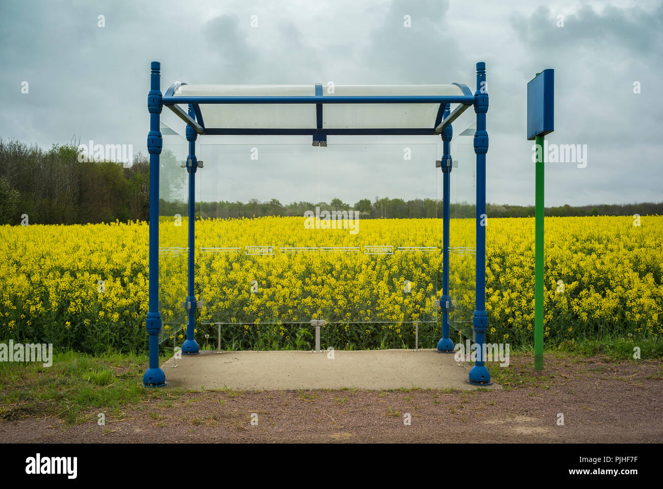 Bus stop vegetation field and sky hi-res stock photography and images ...