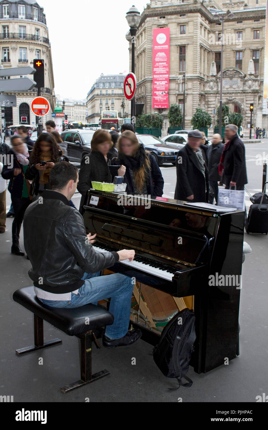 France, Paris, Boulevard Haussmann, Steve Villa-Massone, street pianist ...