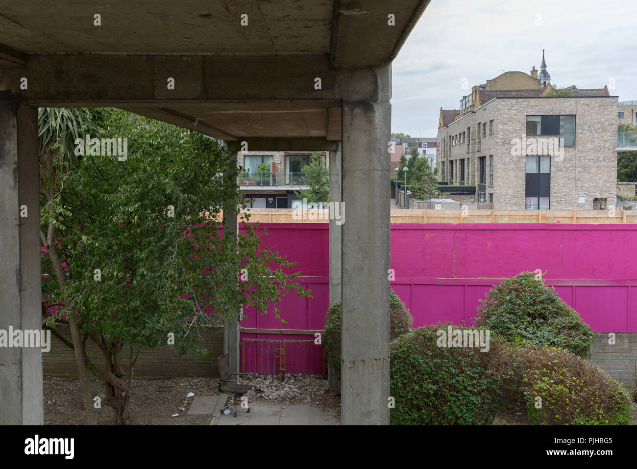 London housing estate walkway hi-res stock photography and images - Alamy
