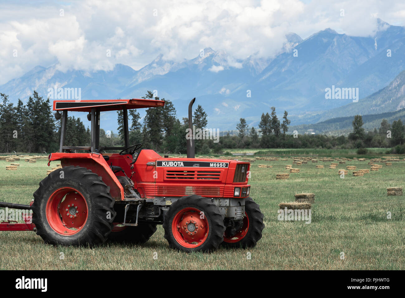 Tractor in field canada hi-res stock photography and images - Alamy