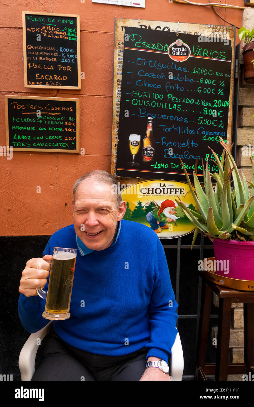 Large outdoor cafe hi-res stock photography and images - Alamy