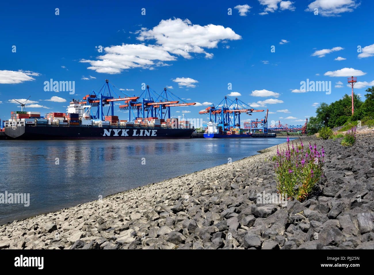 Containerterminal altenwerder hi-res stock photography and images - Alamy