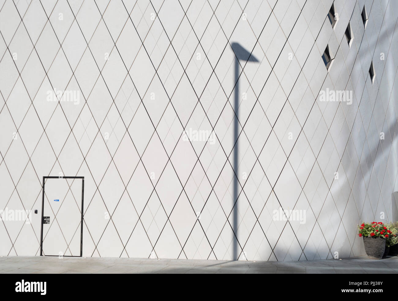 Diagonal lines in architecture hi-res stock photography and images - Alamy