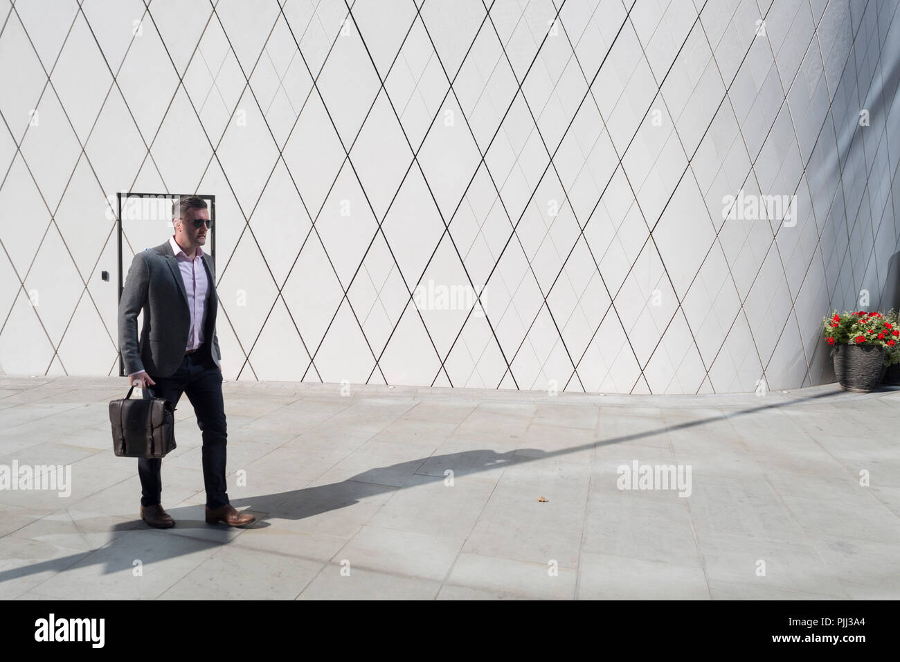 Diagonal lines in architecture hi-res stock photography and images - Alamy