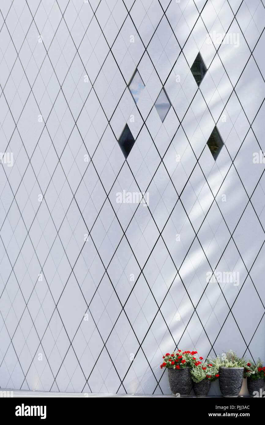 Diagonal lines in architecture hi-res stock photography and images - Alamy