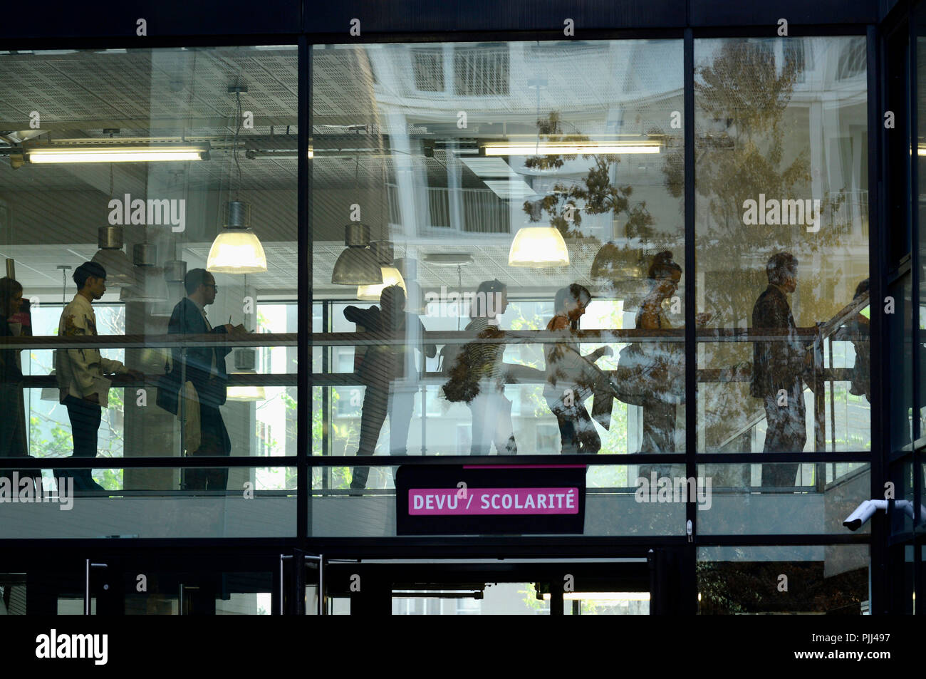 Student queue university hi-res stock photography and images - Alamy