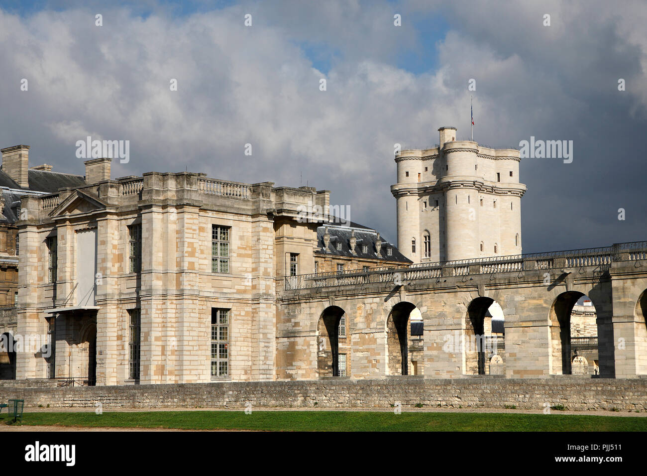 Medieval fortified outer walls hi-res stock photography and images - Alamy