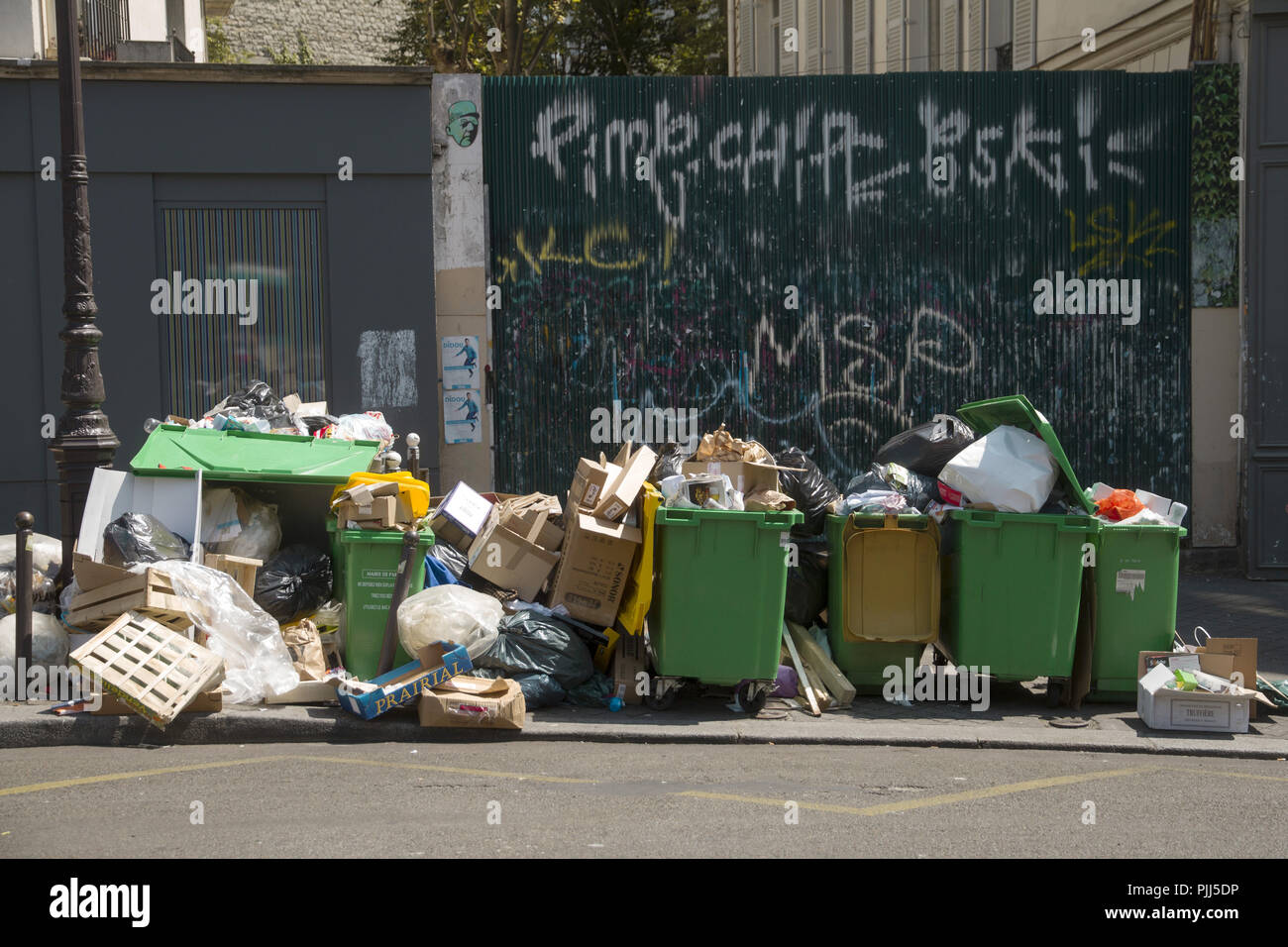 France, Paris, trash bins during the garbage collectors strike Stock ...