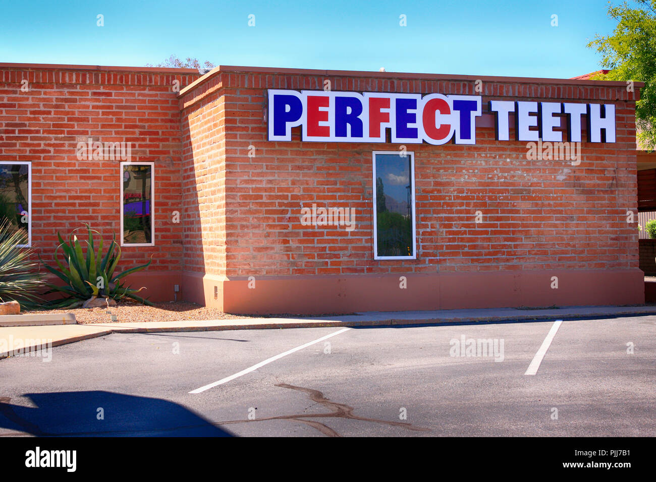 Perfect teeth hi-res stock photography and images - Alamy