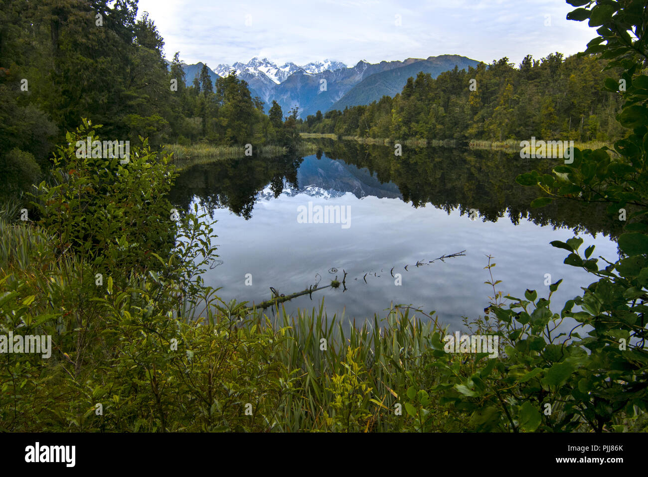Lake Matheson mirror reflection, water reflecting peaks of Southern ...