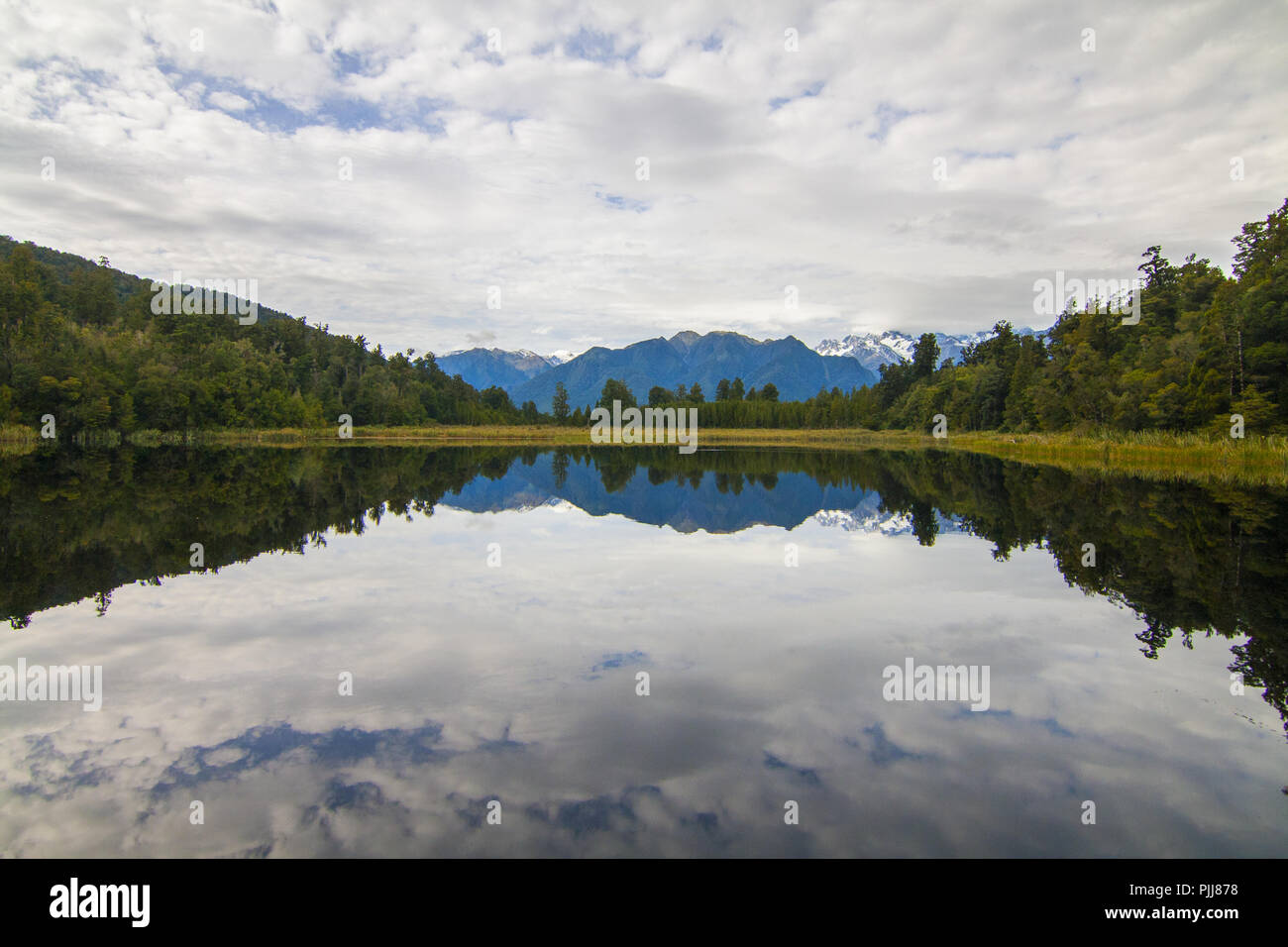 Lake Matheson mirror reflection, water reflecting peaks of Southern ...