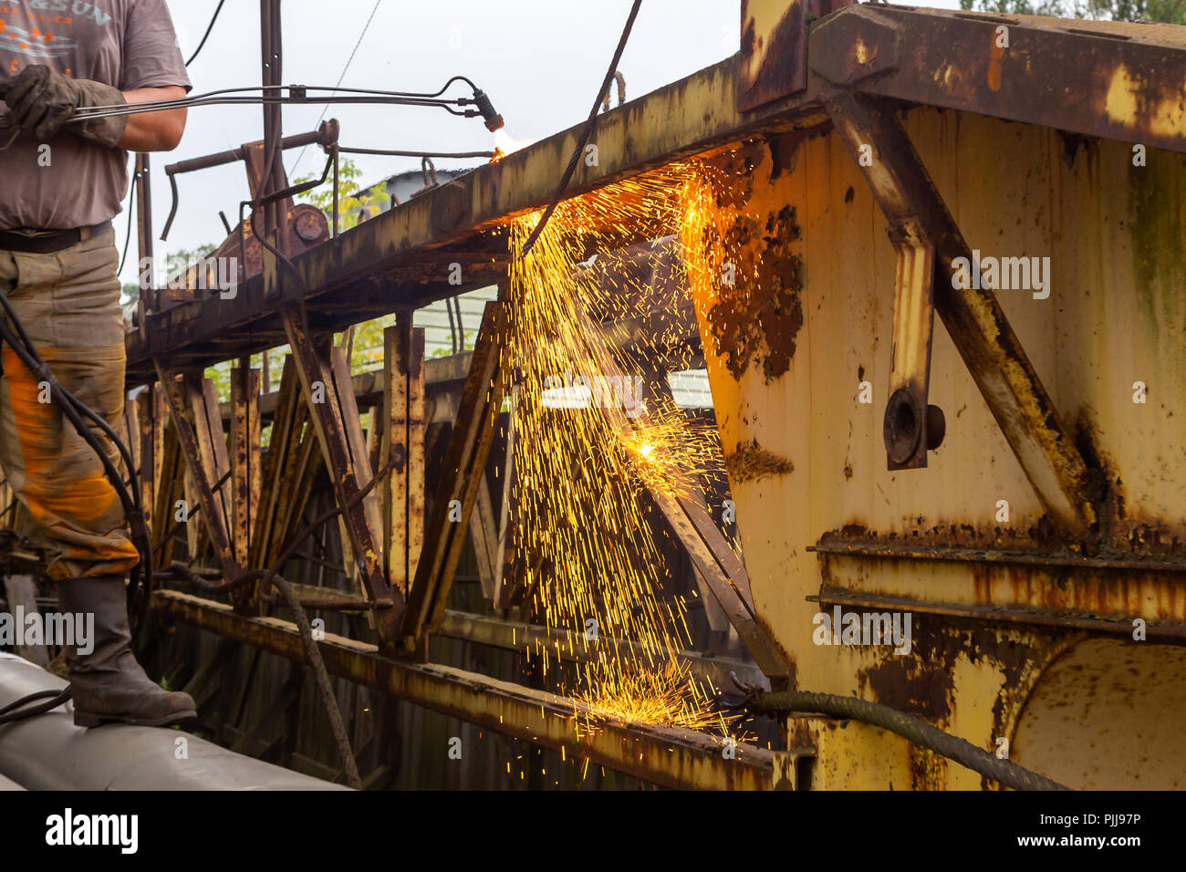 Cutting metal with a gas burner. Utilization of old, rusty structures ...