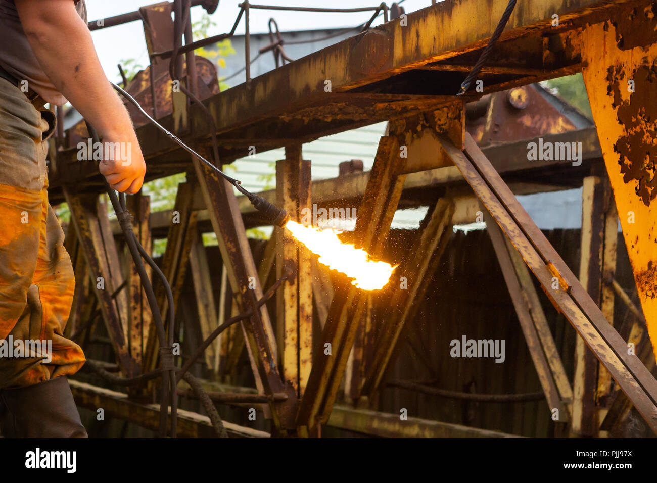 Cutting metal with a gas burner. Utilization of old, rusty structures ...