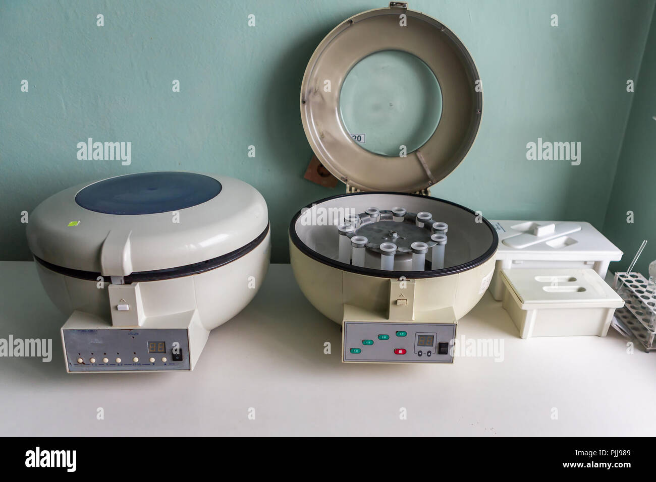 Lab test machine analysis hi-res stock photography and images - Alamy