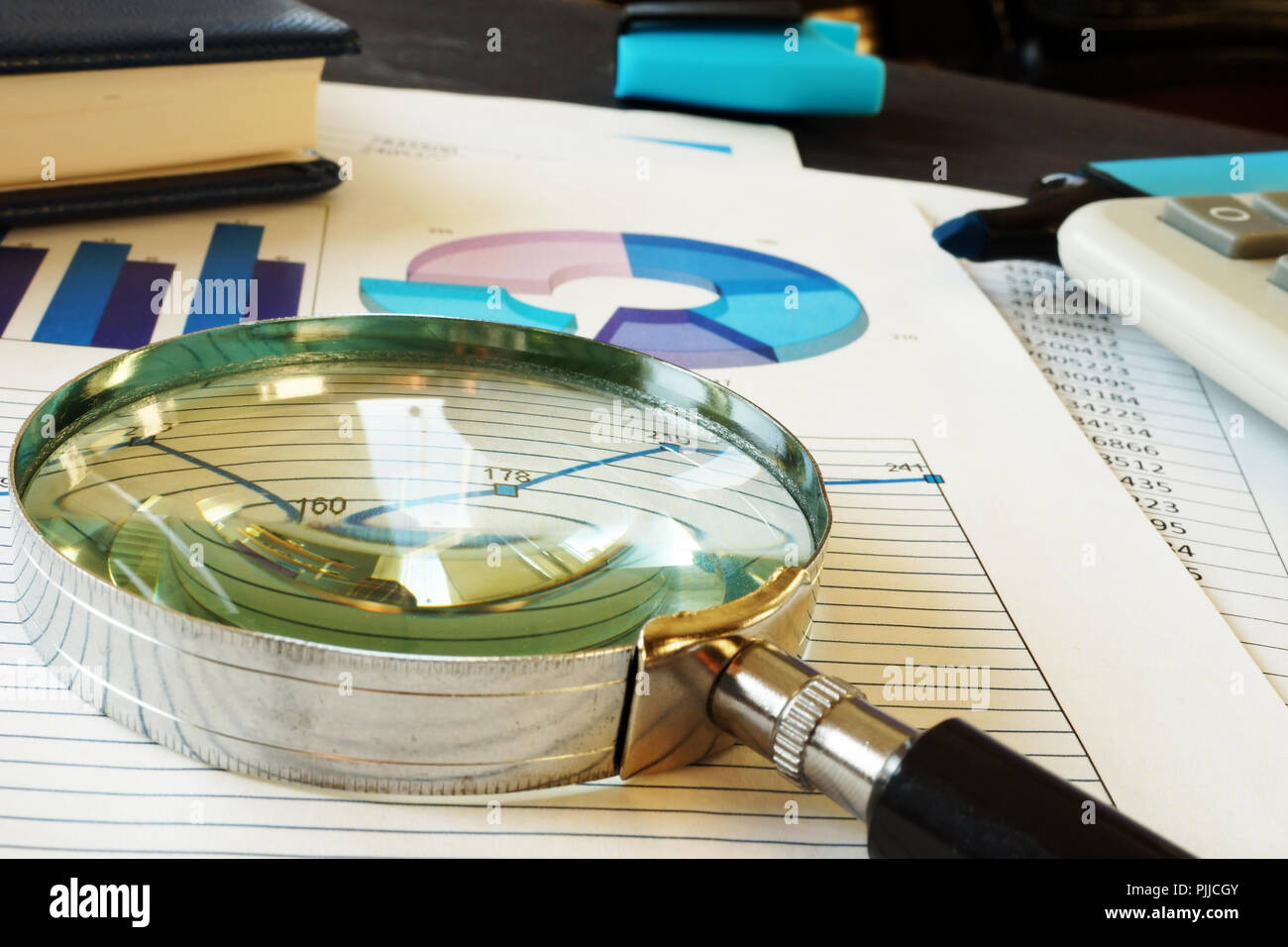 Graph magnifying glass hi-res stock photography and images - Alamy