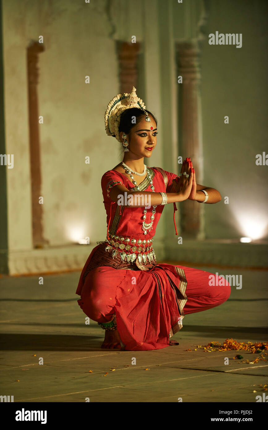 traditional indian dance during Pushkar Mela, Pushkar, Rajasthan, India ...