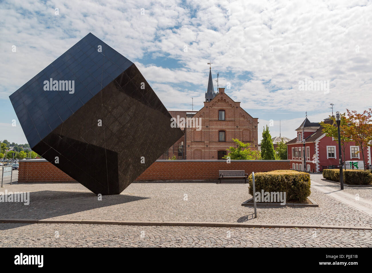 Black cube hi-res stock photography and images - Alamy