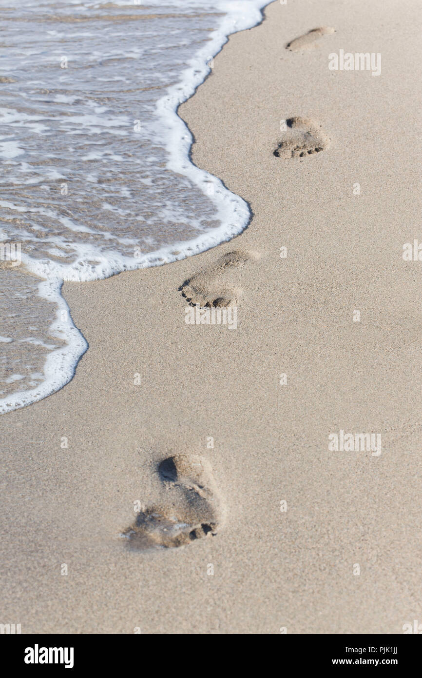 Footprints in the sand hi-res stock photography and images - Alamy