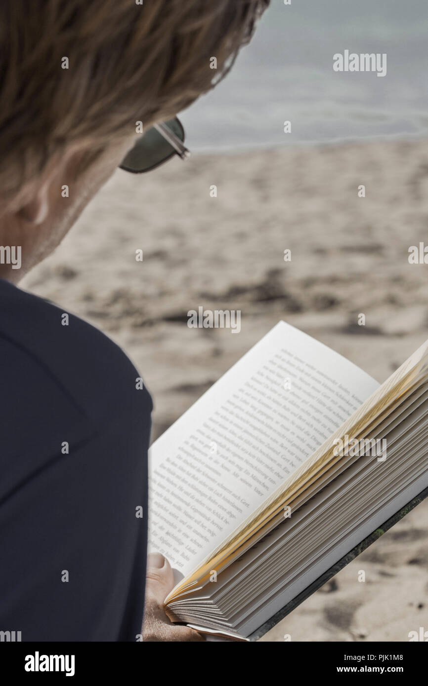 Man 40 back view sea hi-res stock photography and images - Alamy