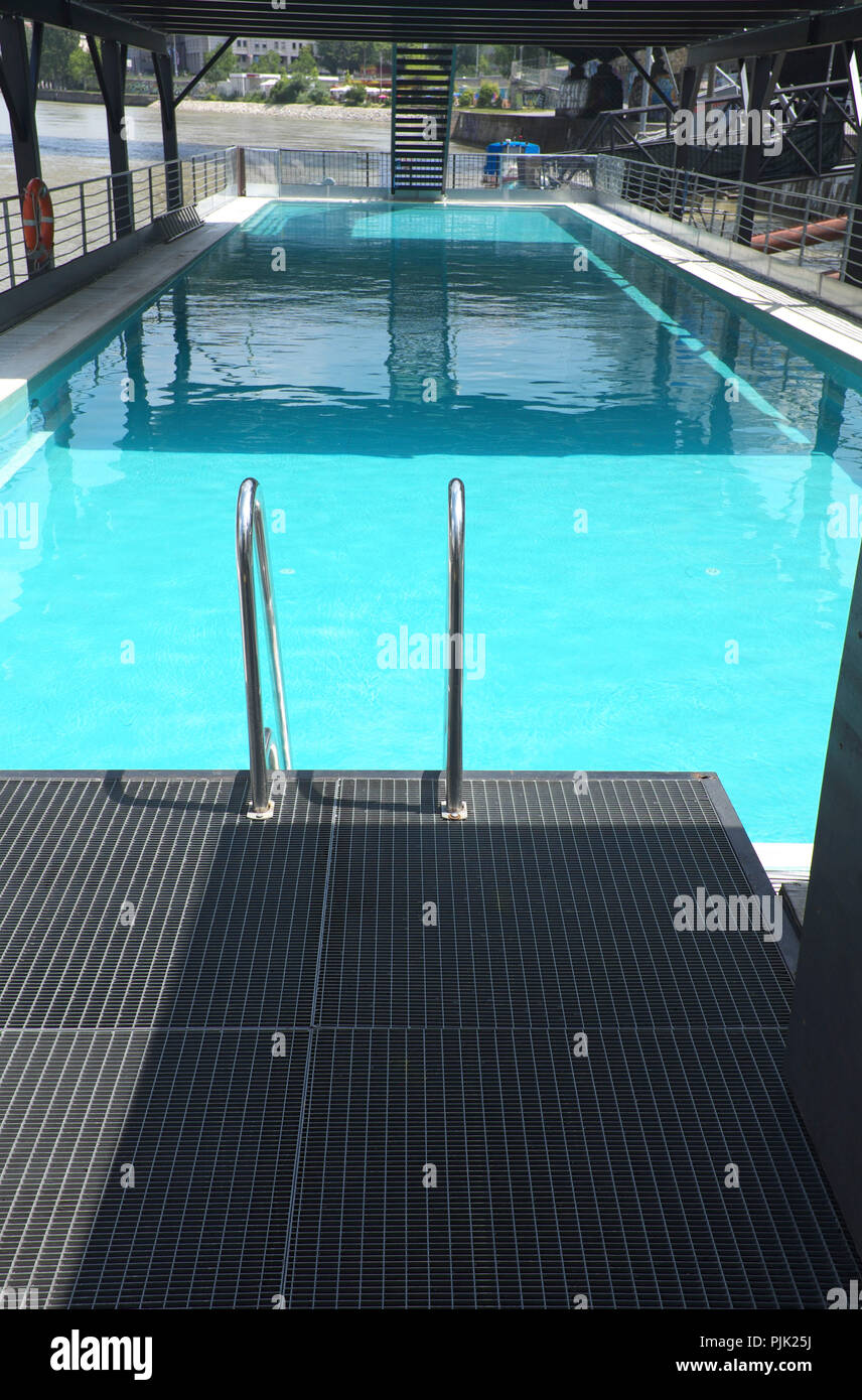 Ship swimming pool hi-res stock photography and images - Alamy