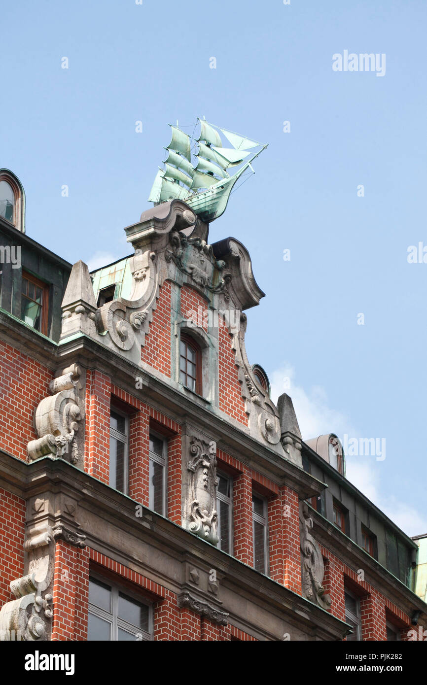 Roof gable with sailing ship, historic townhouse in Deichstraße ...