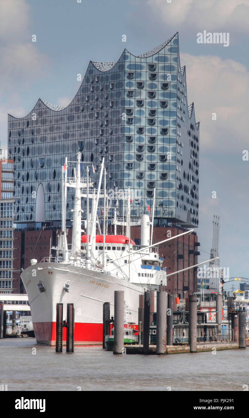 Elbphilharmonie with museum ship cap san diego hi-res stock photography ...