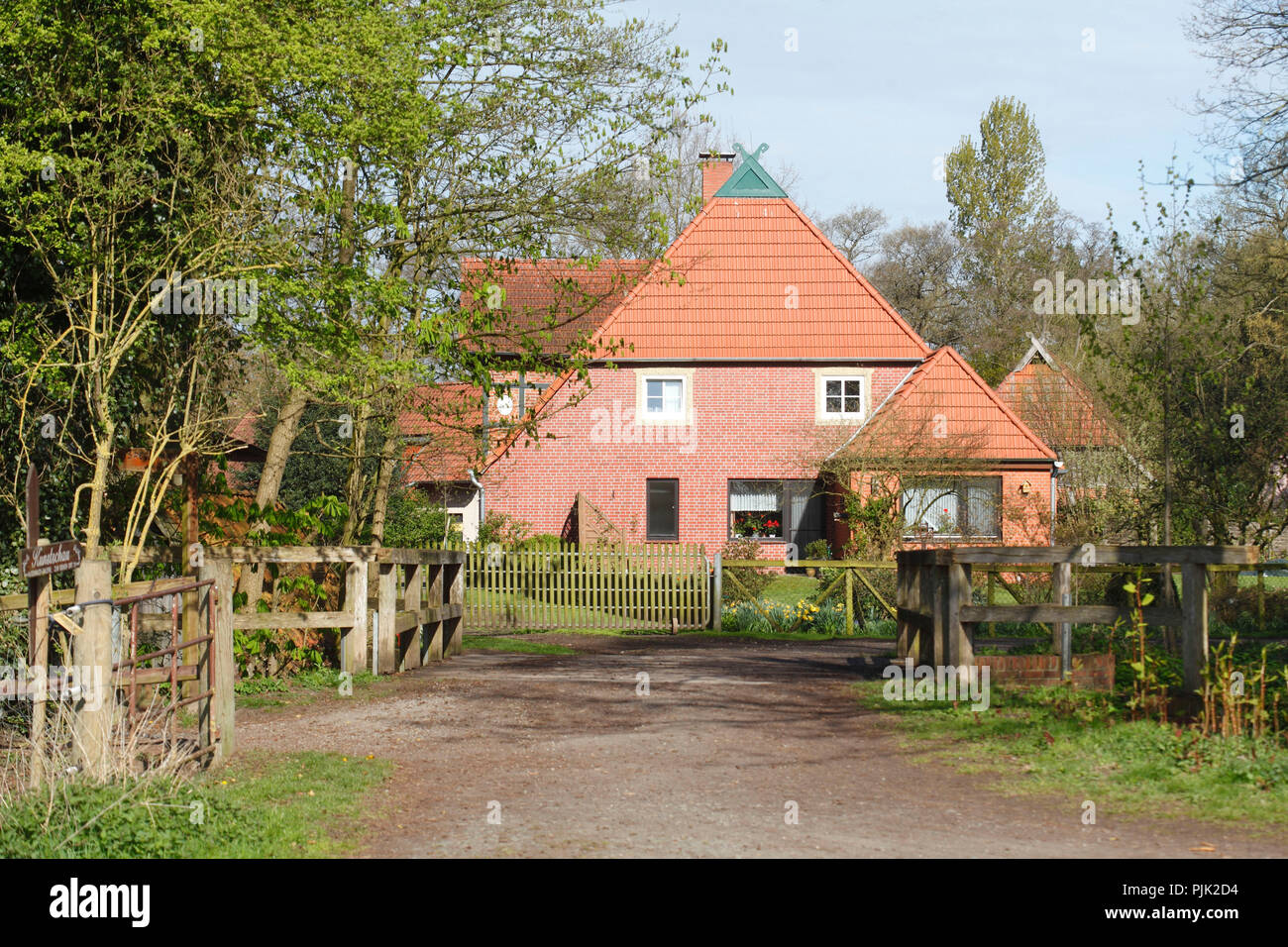 Germany, Lower Saxony, Fischerhude, old brick house with path Stock ...