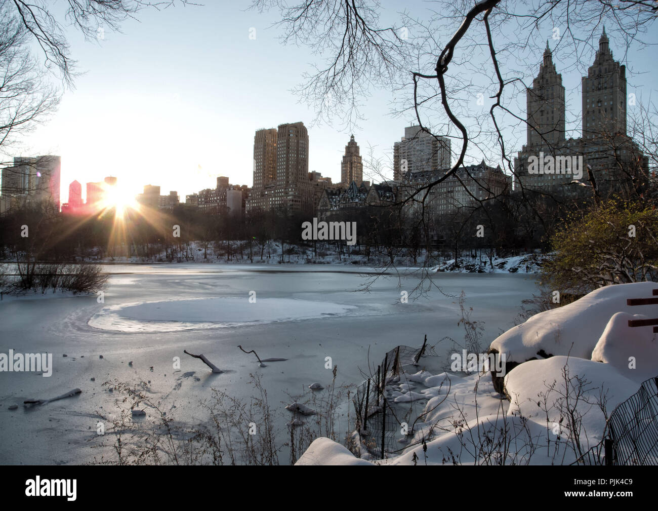 Manhattan in snow hi-res stock photography and images - Alamy