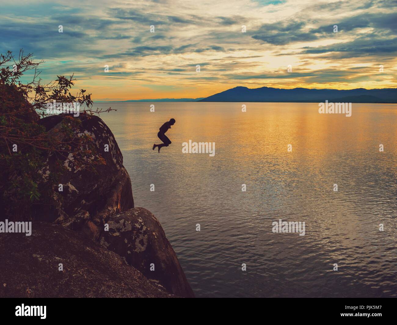 Cliff diving at Kande Beach, Lake Malawi Stock Photo - Alamy