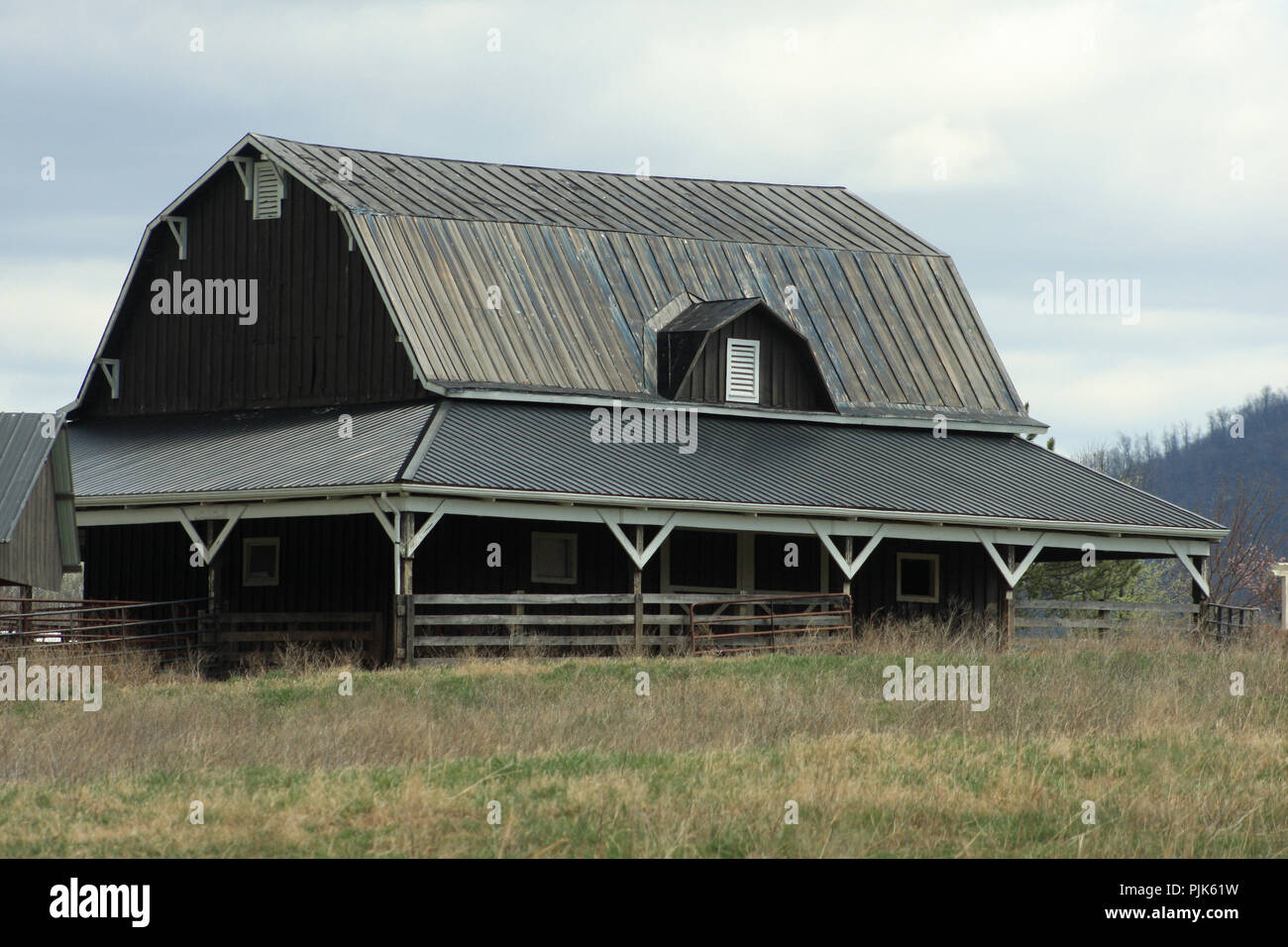 Beautiful barn in rural Virginia Stock Photo - Alamy