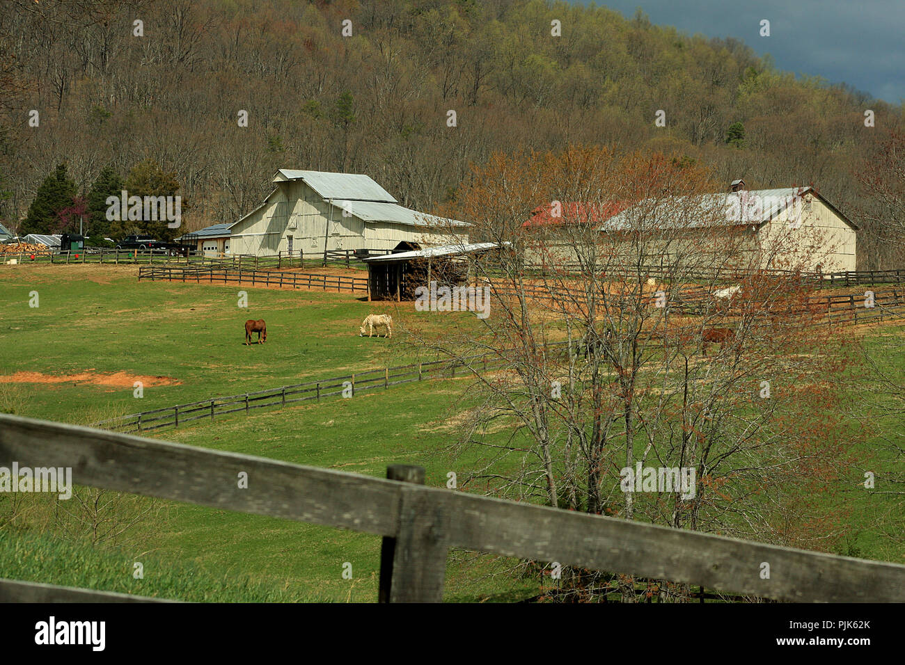 Old countryside stables hi-res stock photography and images - Alamy