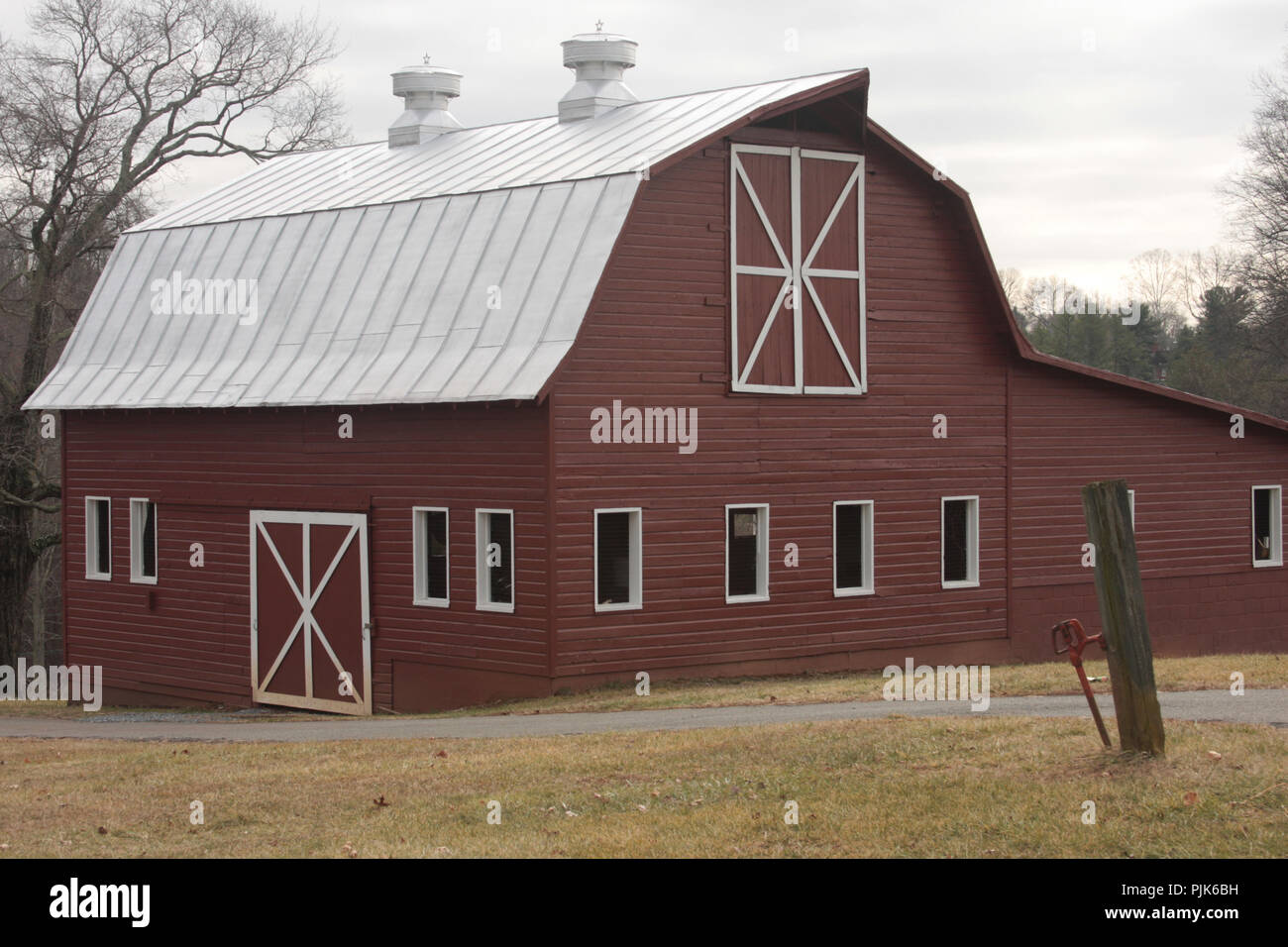 Red barn in Virginia's countryside, USA Stock Photo - Alamy
