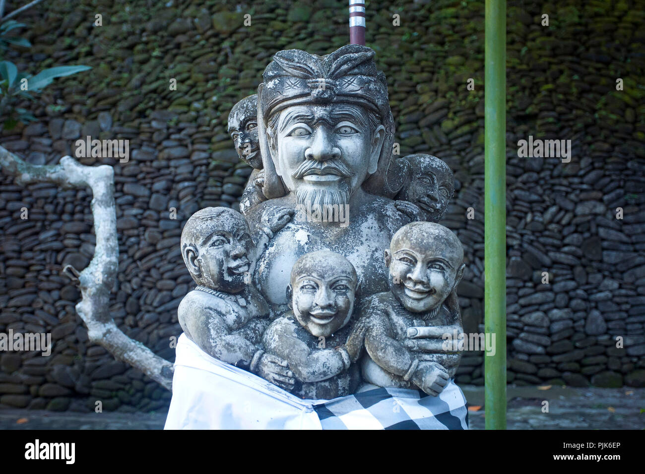 Statue of children hi-res stock photography and images - Alamy