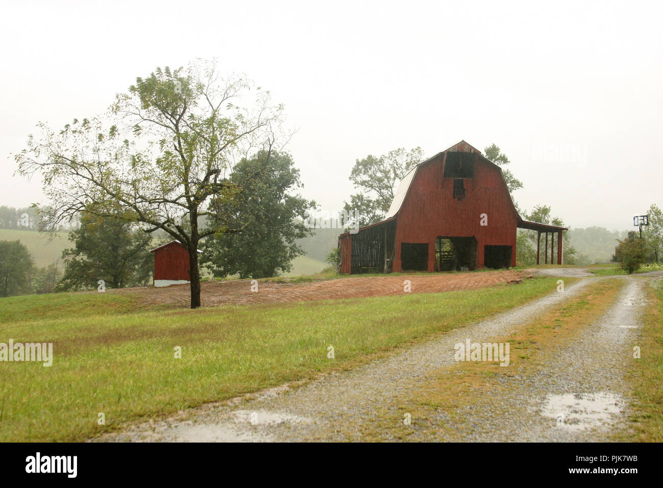 Rural barn driveway hi-res stock photography and images - Alamy