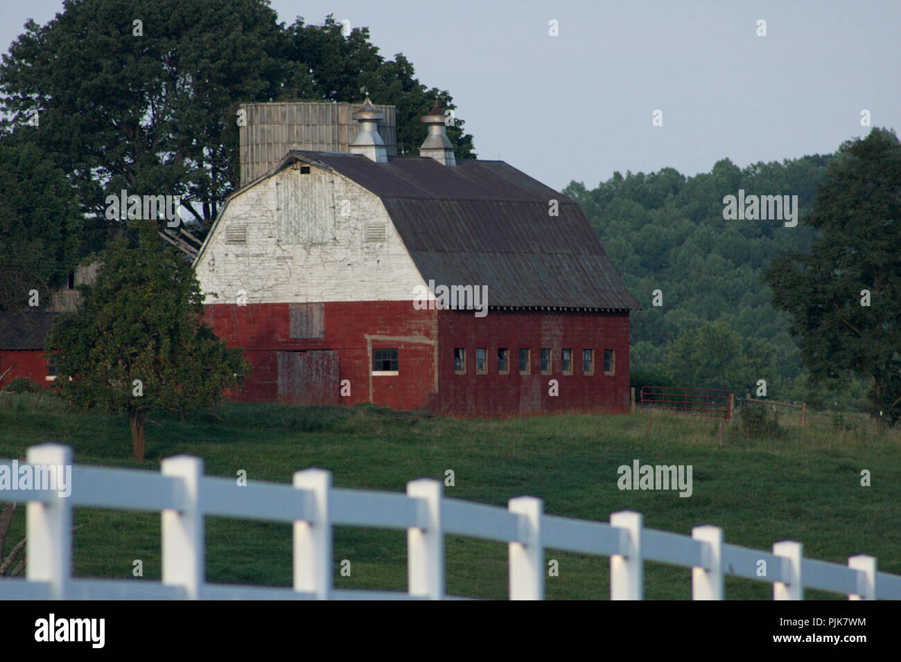 Red large barn hi-res stock photography and images - Alamy
