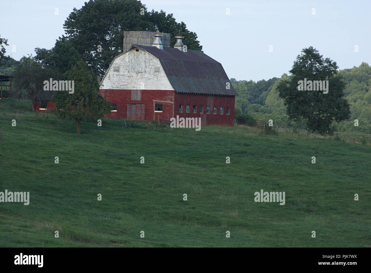 Red large barn hi-res stock photography and images - Alamy