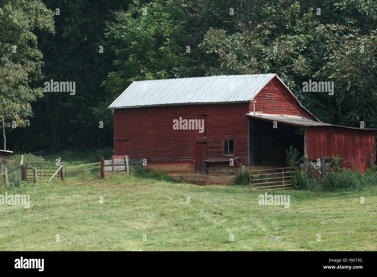 Shed on field in Virginia's countryside Stock Photo - Alamy