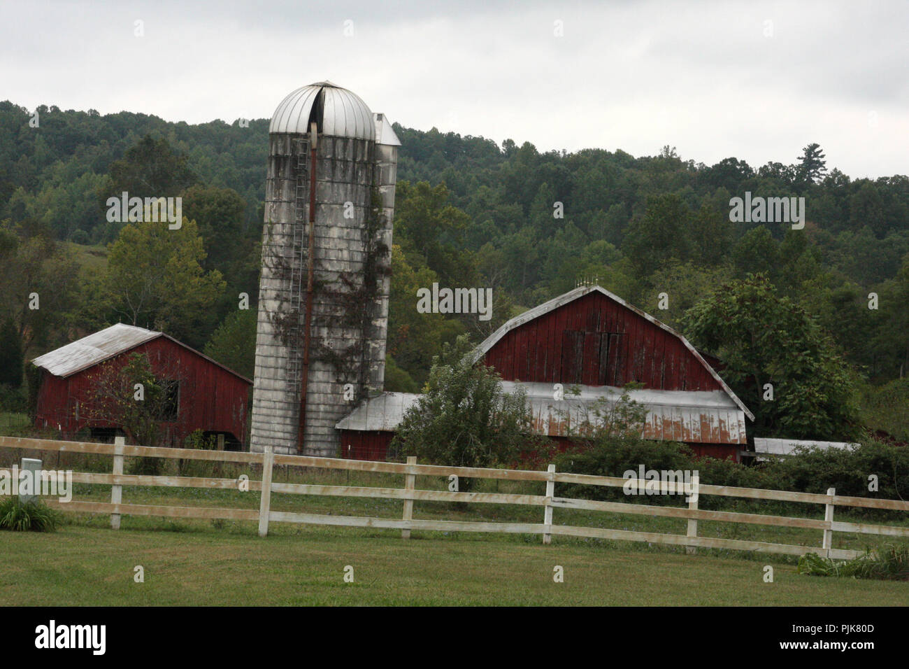 American red barn farm silo hi-res stock photography and images - Alamy