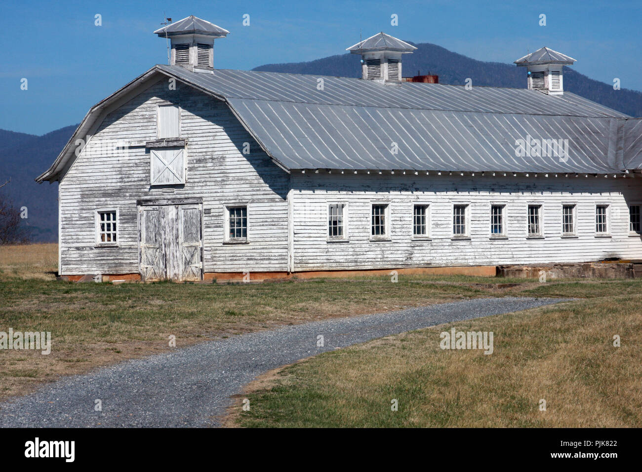 Beautiful large white barn in Virginia's countryside Stock Photo - Alamy