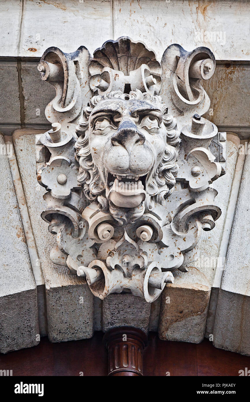 Grotesque face sculpture hi-res stock photography and images - Alamy