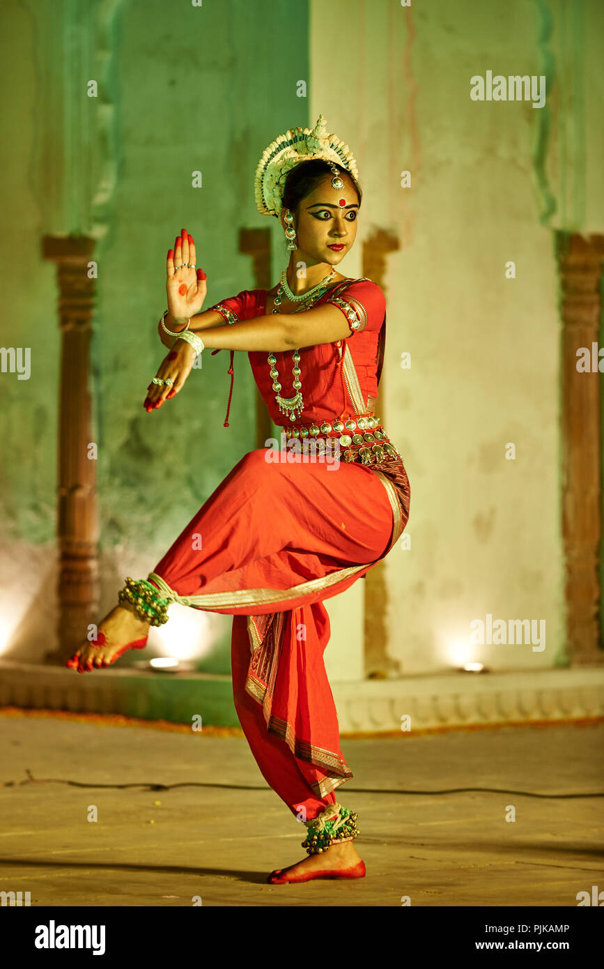 traditional indian dance during Pushkar Mela, Pushkar, Rajasthan, India ...