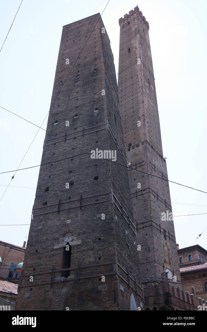 Le due torri hi-res stock photography and images - Alamy
