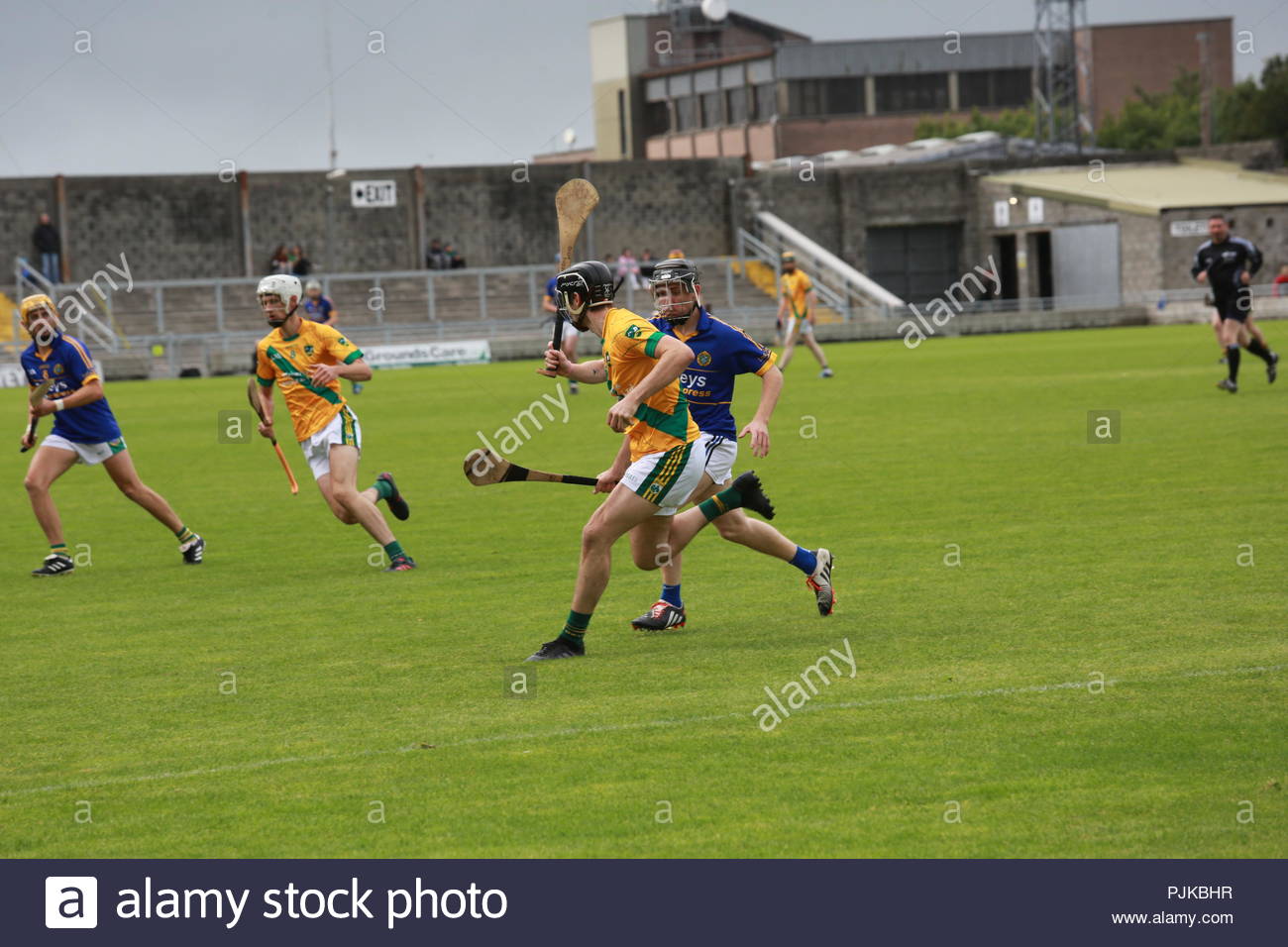 Hurling match in progress hi-res stock photography and images - Alamy