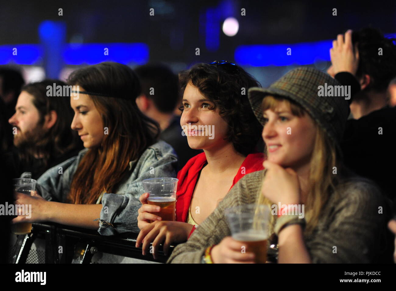 Audience at a concert hi-res stock photography and images - Alamy