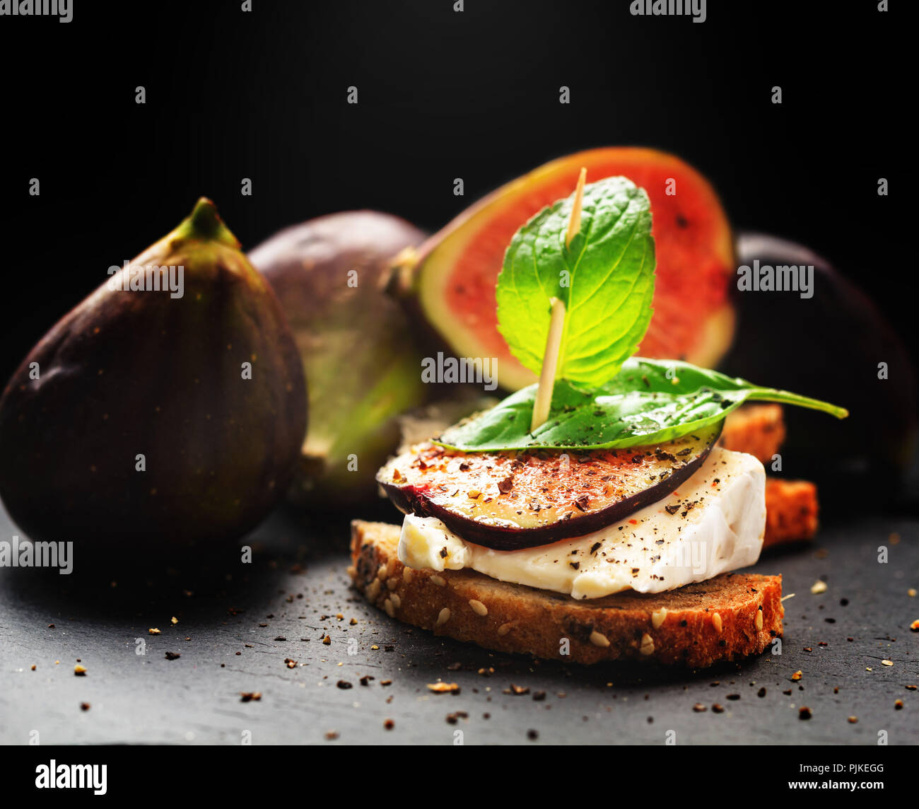 Fig with goats cheese hi-res stock photography and images - Alamy