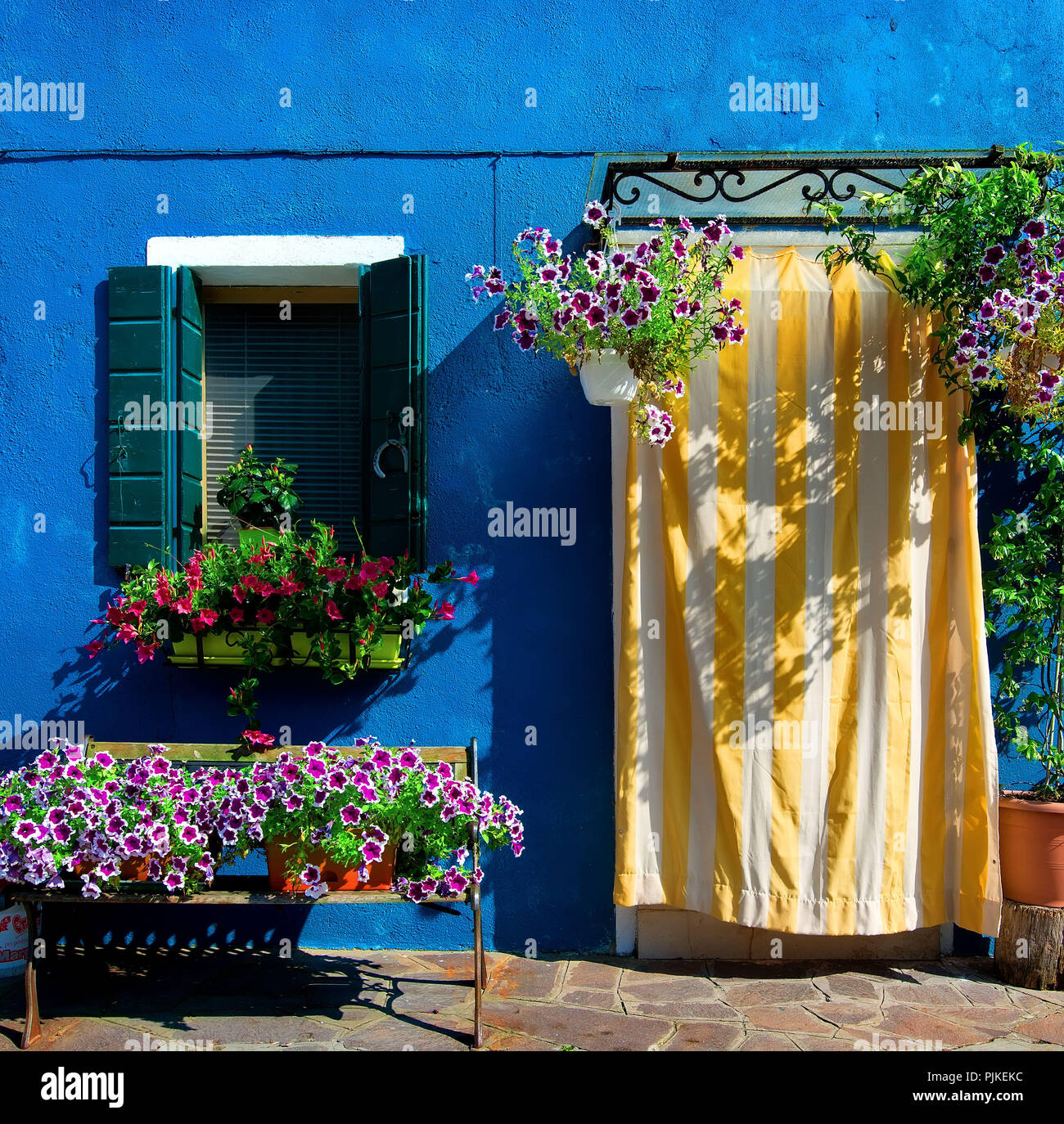 Blue door venice hi-res stock photography and images - Alamy