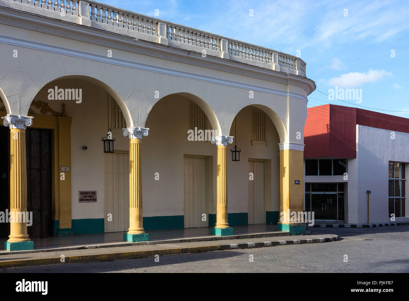 Cuba, Santa Clara, Parque Leoncio Vidal, building, colonial style Stock ...